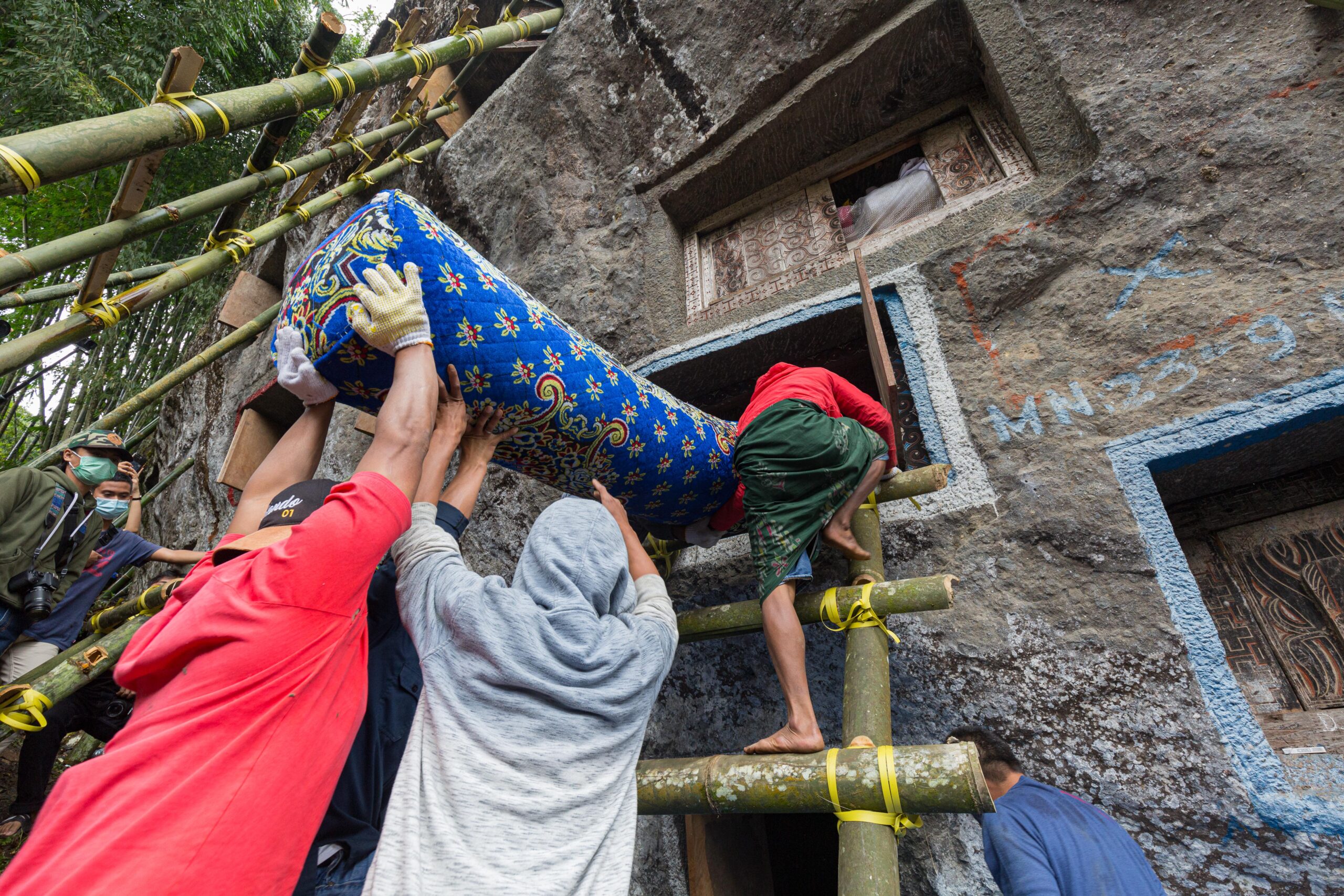 Ma'nene' Ritual - Tana Toraja, Sulawesi - Duniart - Photography and ...