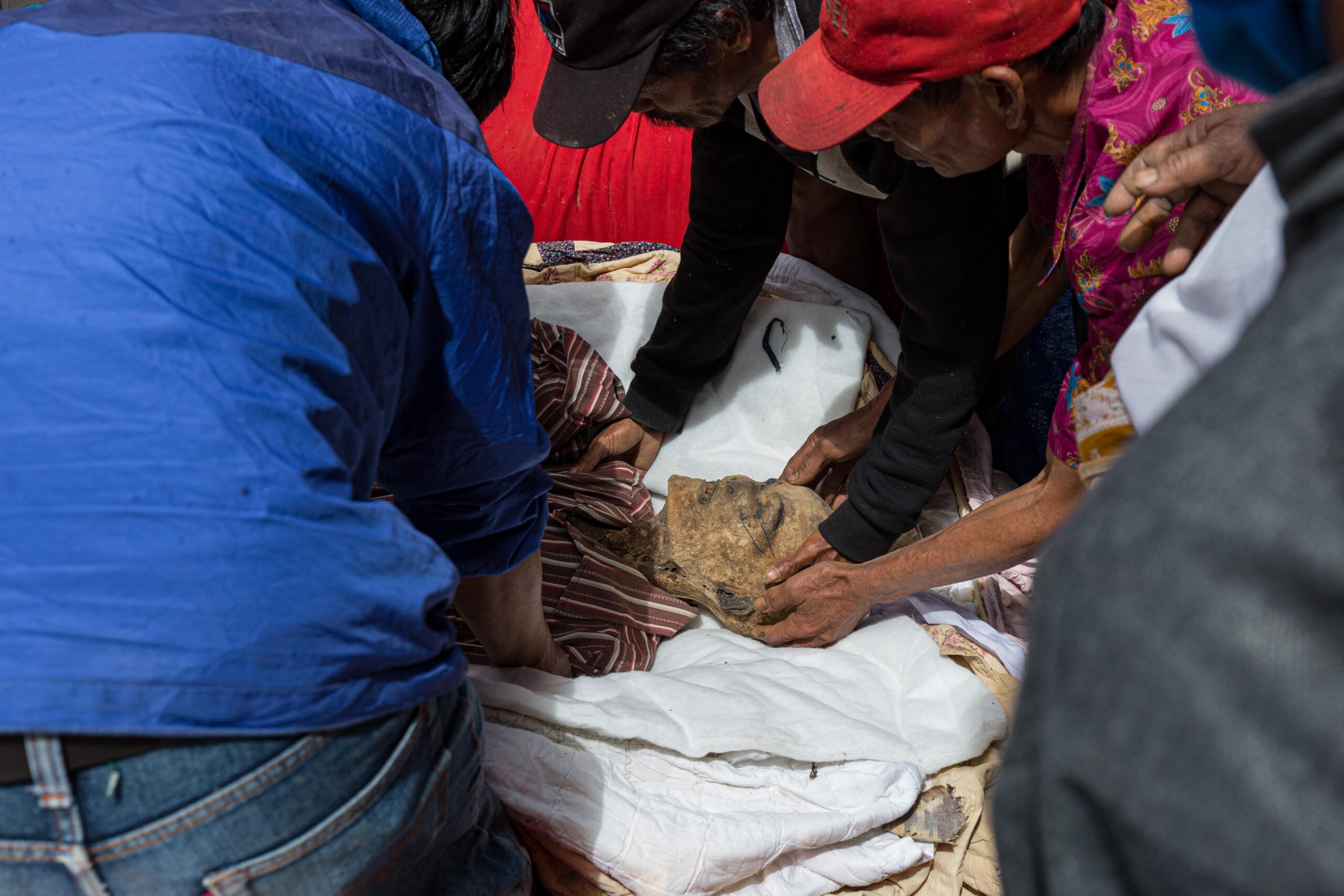 Ma'nene' Ritual - Tana Toraja, Sulawesi - Duniart - Photography and ...